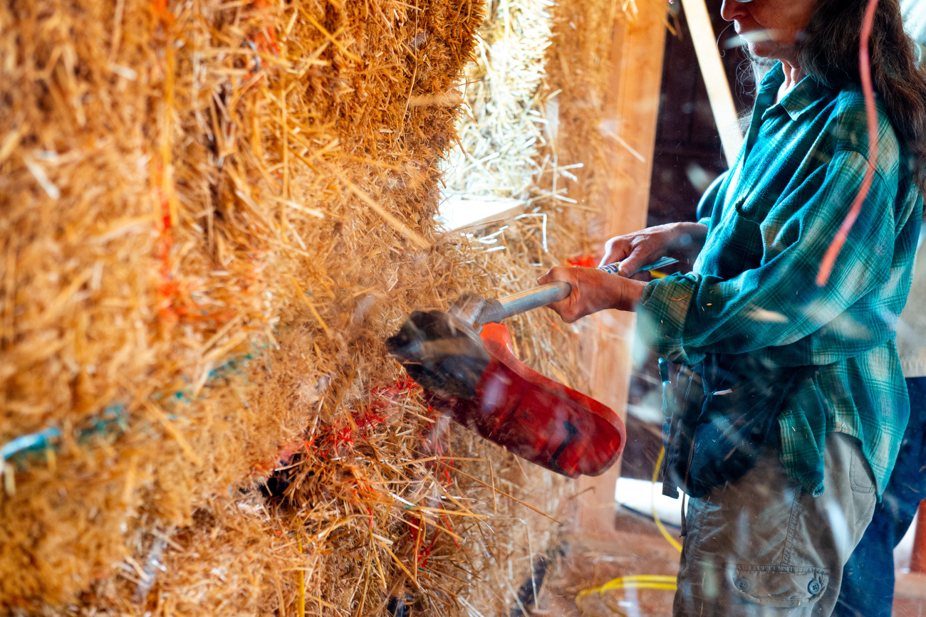 Straw bale workshop draws students from around the world to construct ...