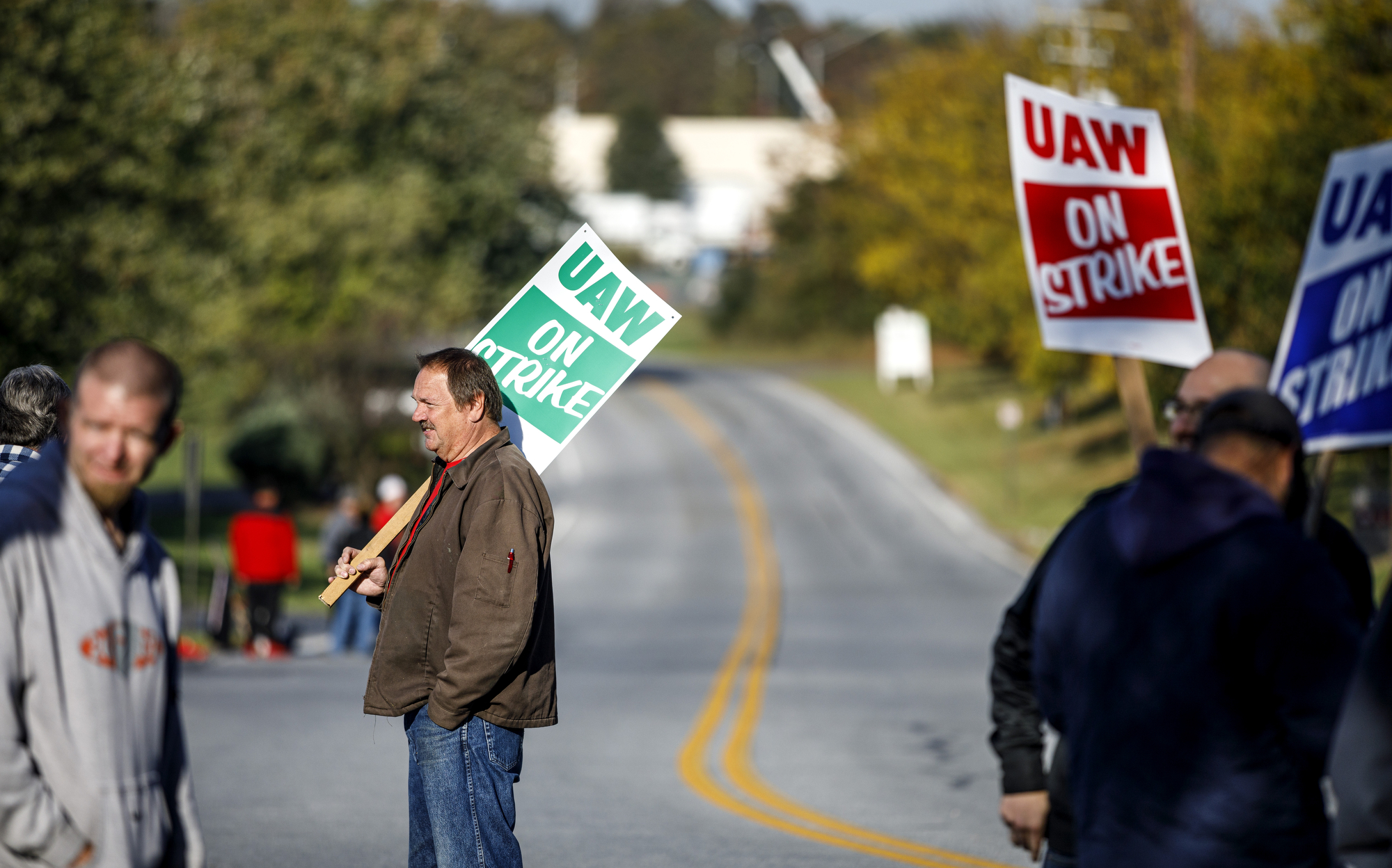 UAW strike at Mack Trucks Remanufacturing Center in Middletown ...