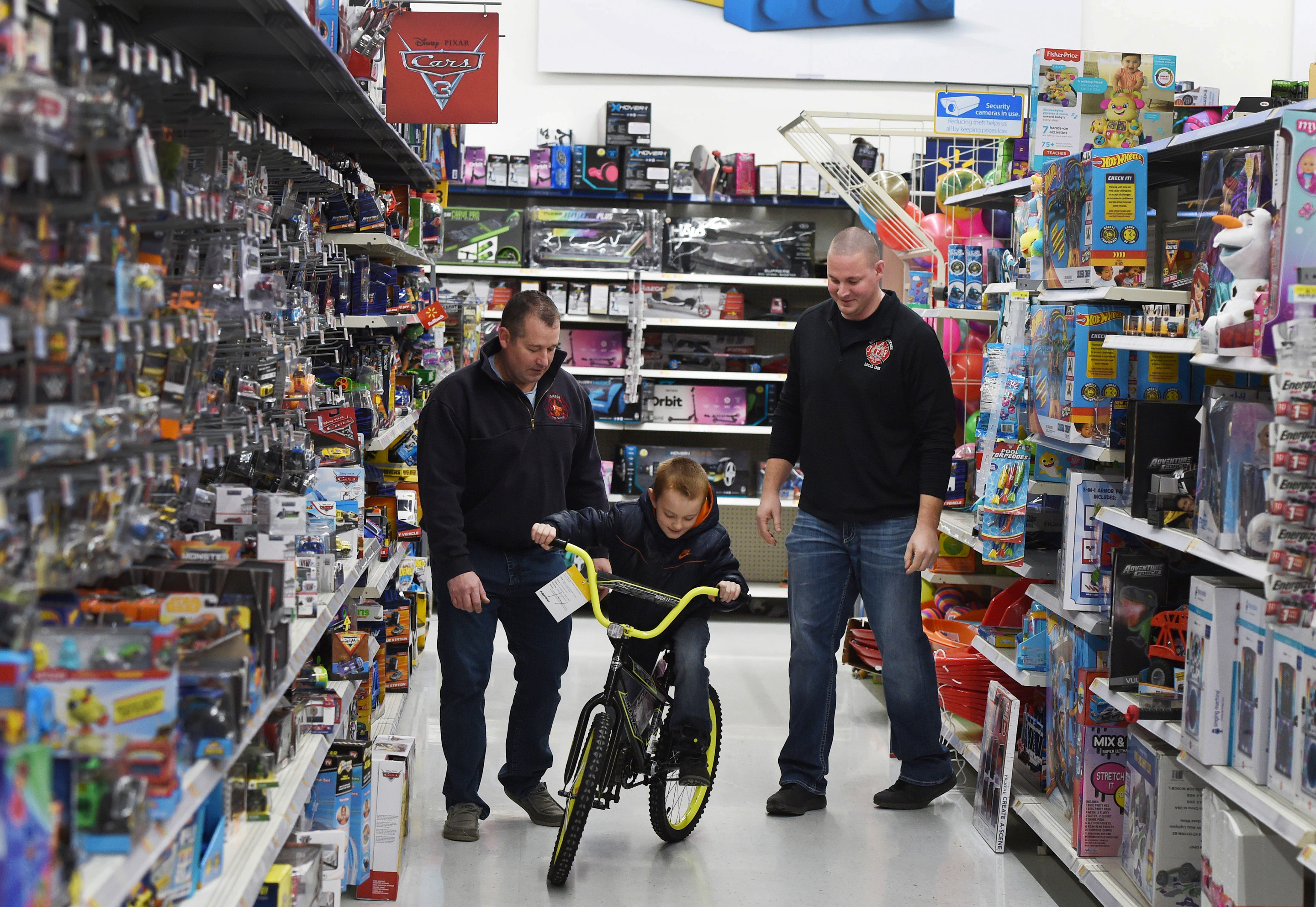 Jackson police, firefighters shop with children for holidays - mlive.com