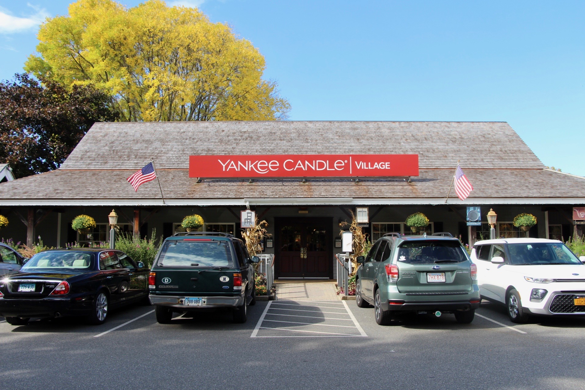 'The Scenter of the Universe': A look inside Yankee Candle Village ...