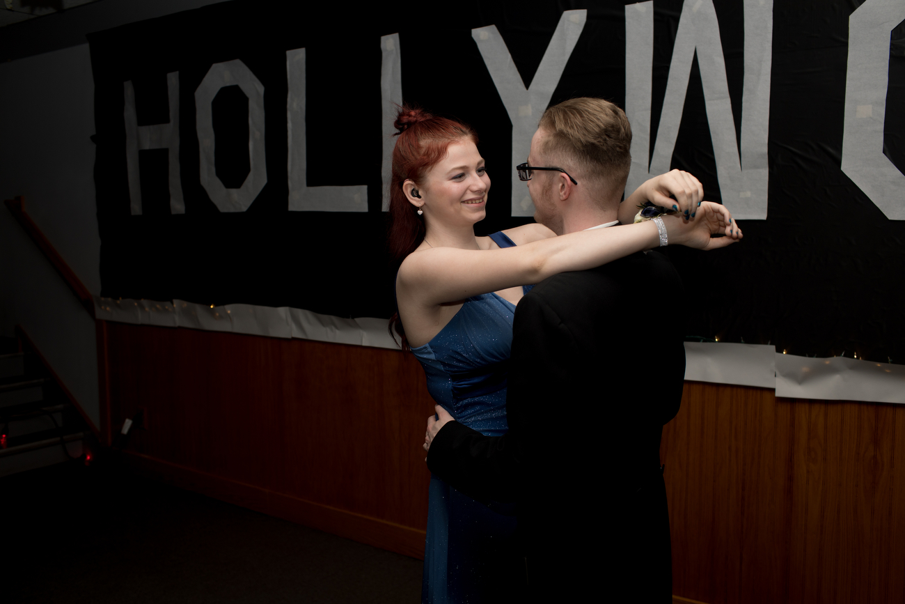 Michigan School for the Deaf celebrates Oscar-themed prom - mlive.com