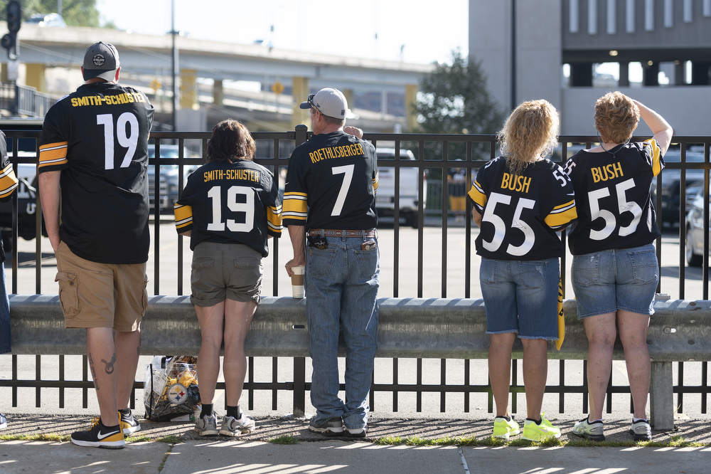 Faces in the Crowd at Seattle Seahawks vs. Pittsburgh Steelers ...