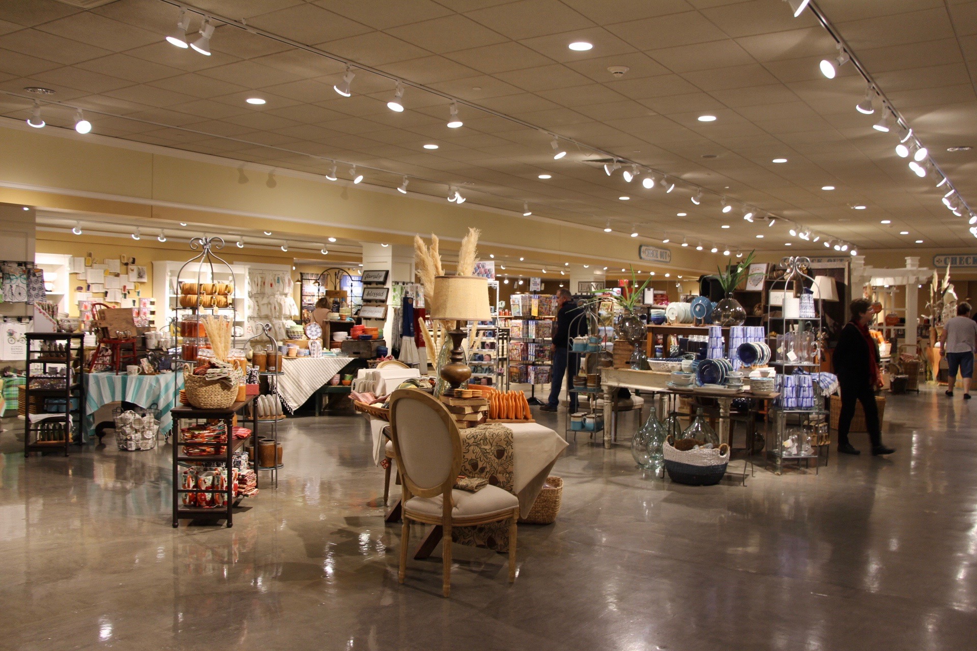 'The Scenter of the Universe': A look inside Yankee Candle Village ...