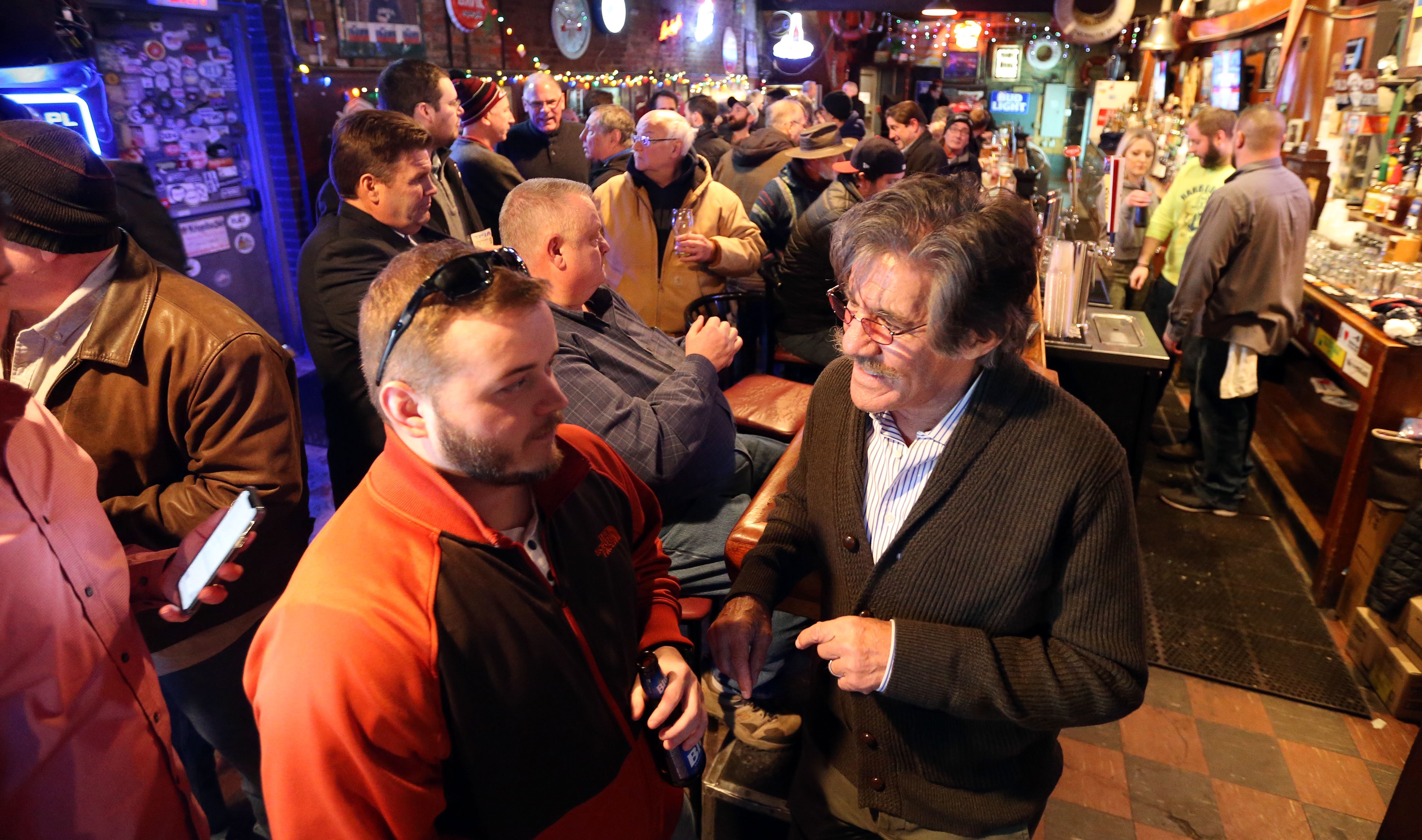 Geraldo Rivera buys drinks for furloughed government employees in ...