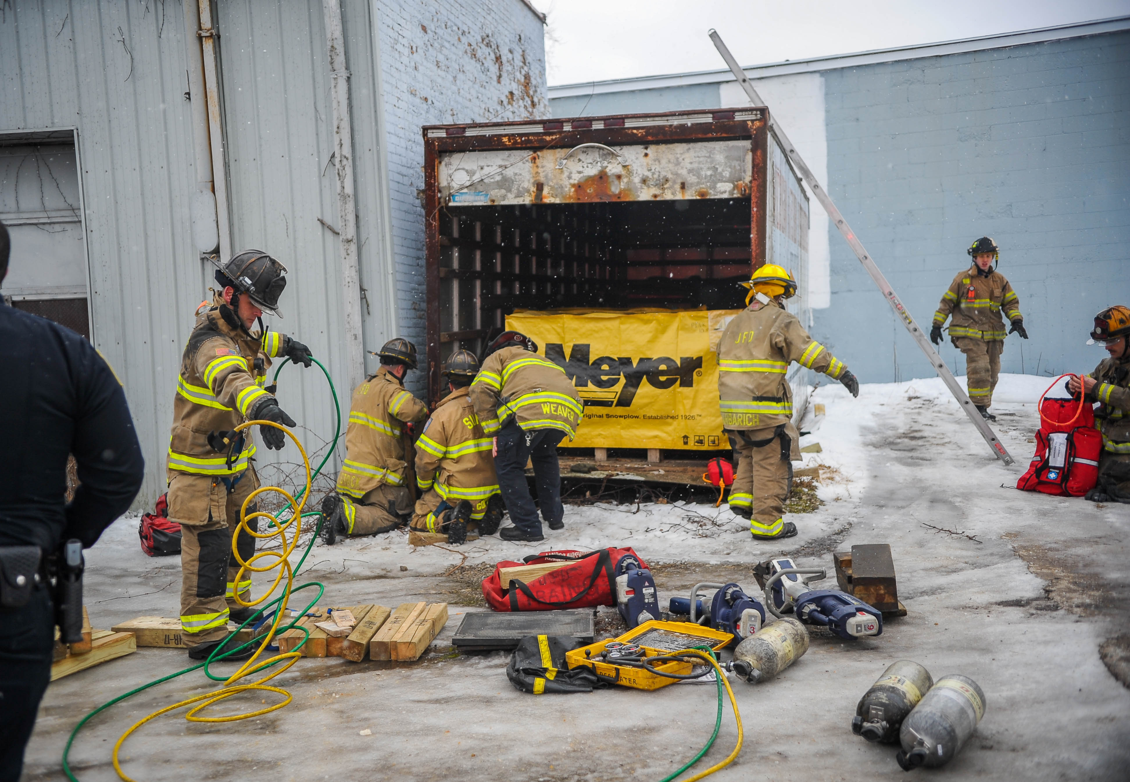 Man stuck between trailer and building - mlive.com