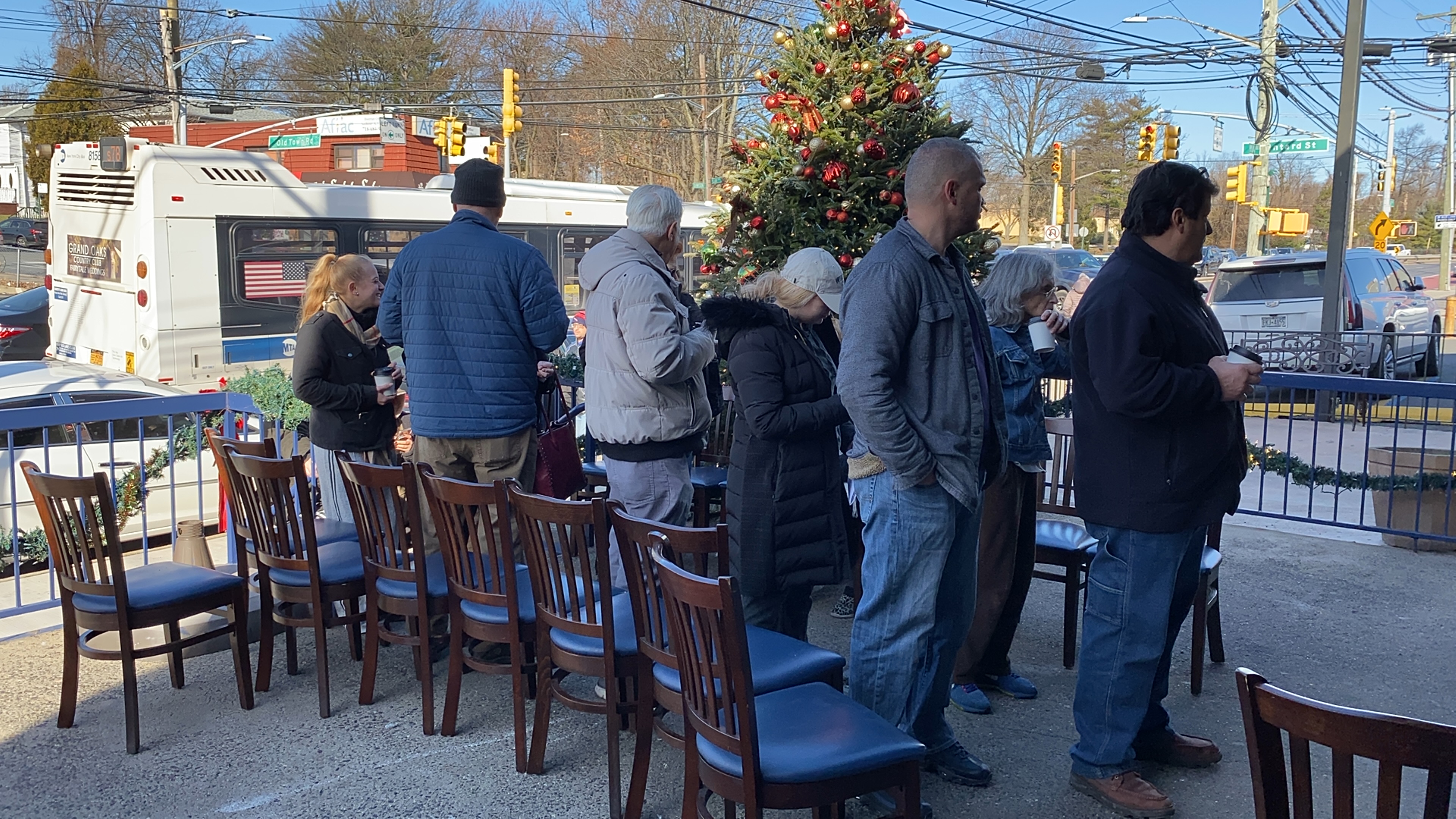 Royal Crown's Long Line on Christmas Eve - silive.com