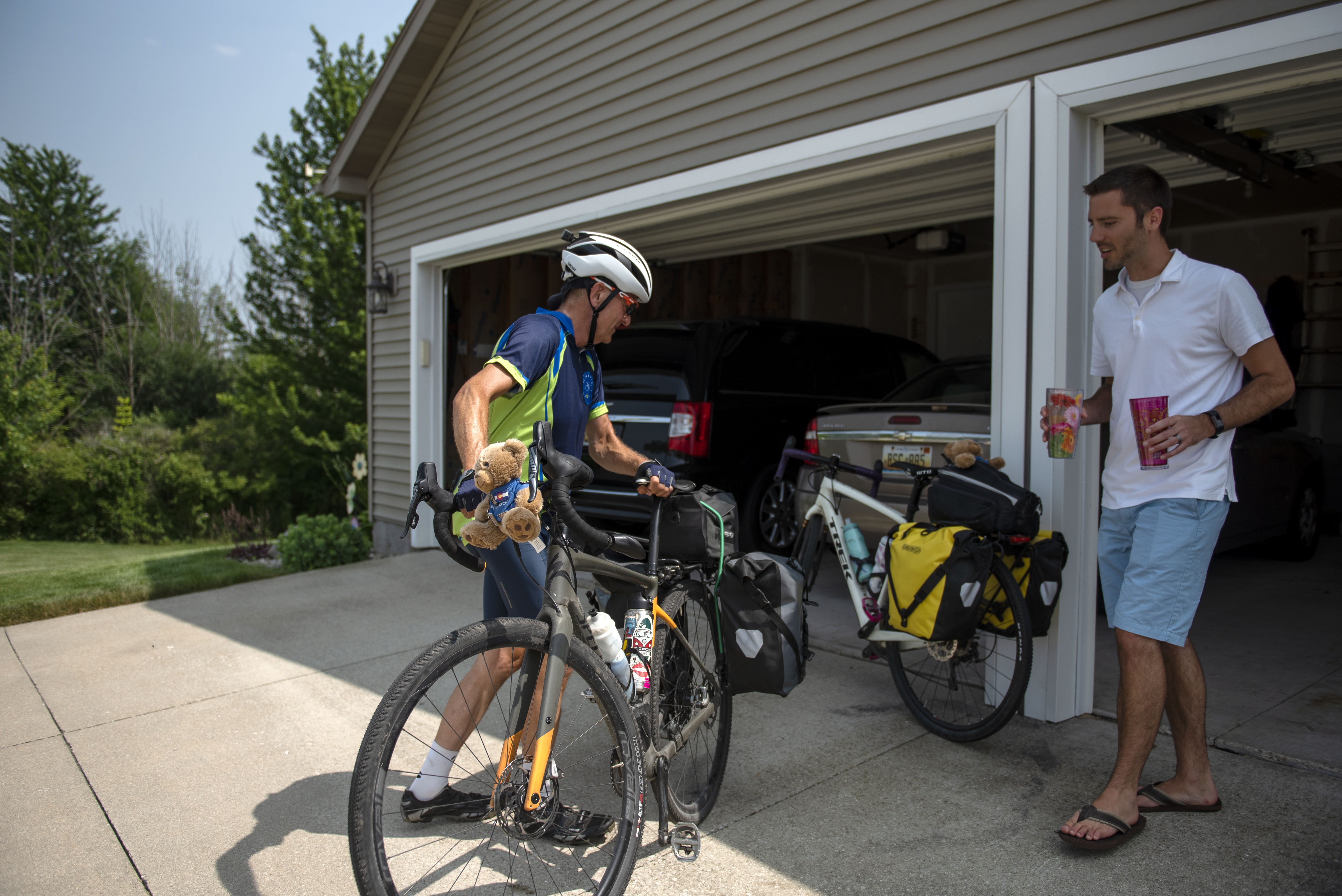 Leukemia survivor visits his bone marrow donor on a cross country bike ...