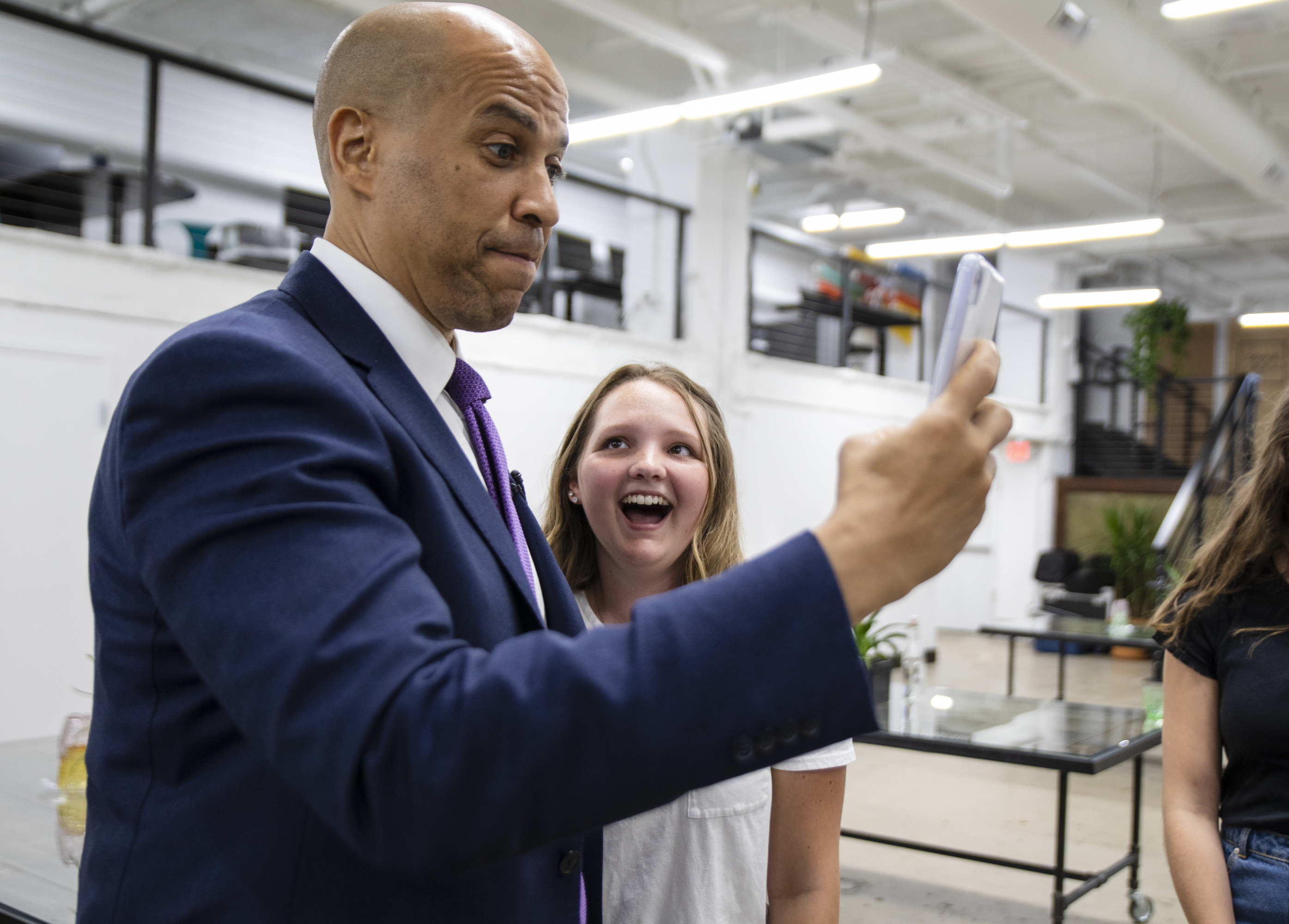 Presidential candidate Cory Booker visits Flint and meets with ...