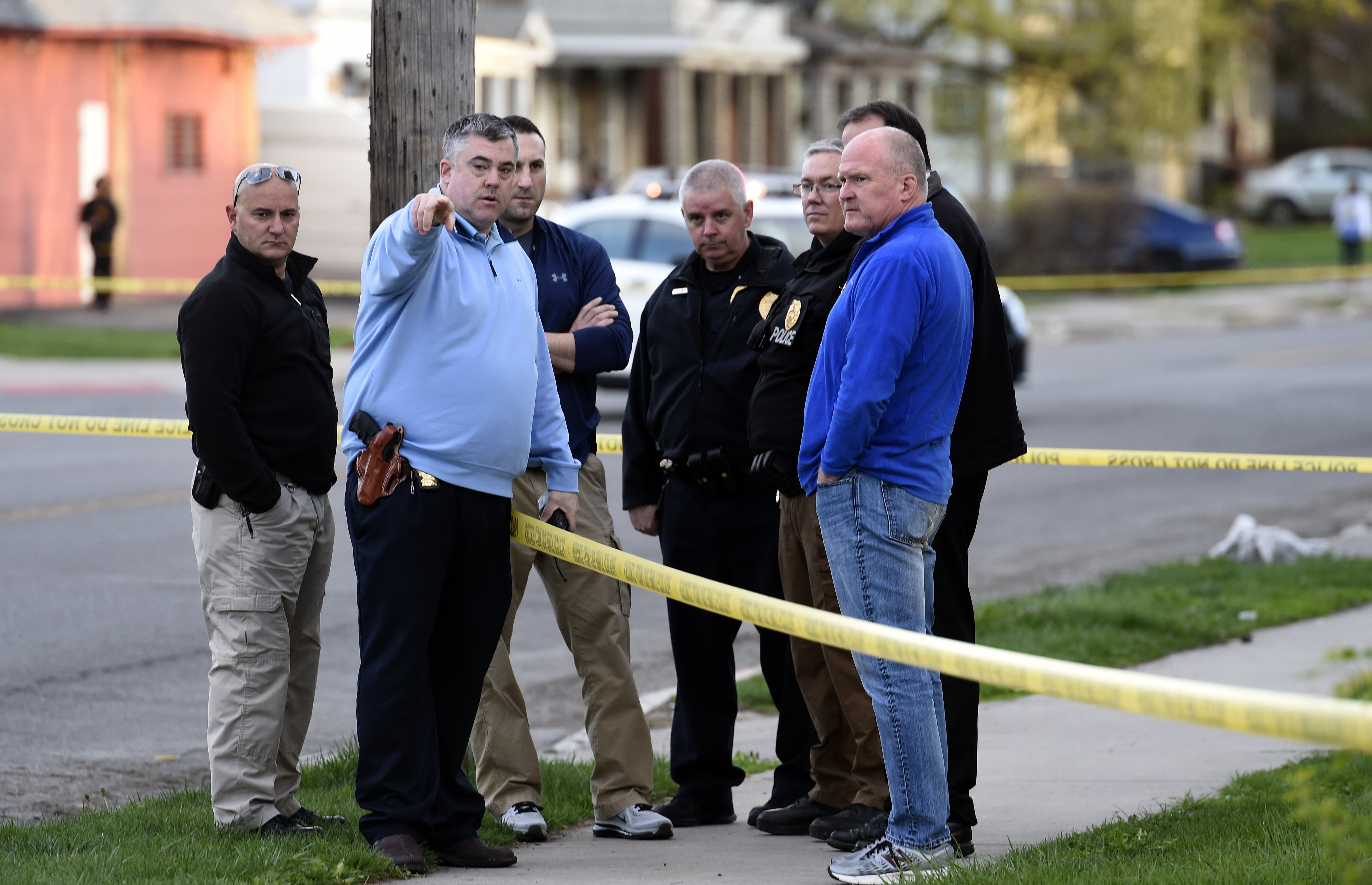 Syracuse police officer Ahmad Mims shoots at Peter Dixon's van ...