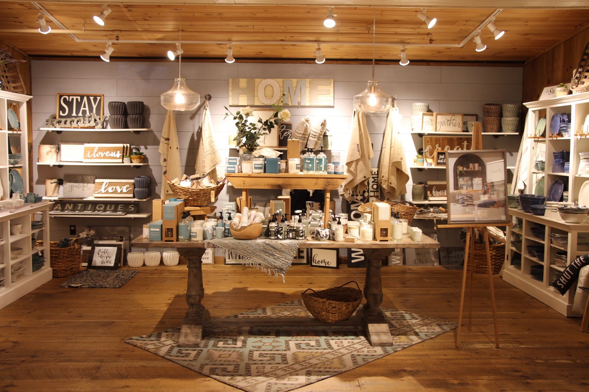 'The Scenter of the Universe': A look inside Yankee Candle Village ...