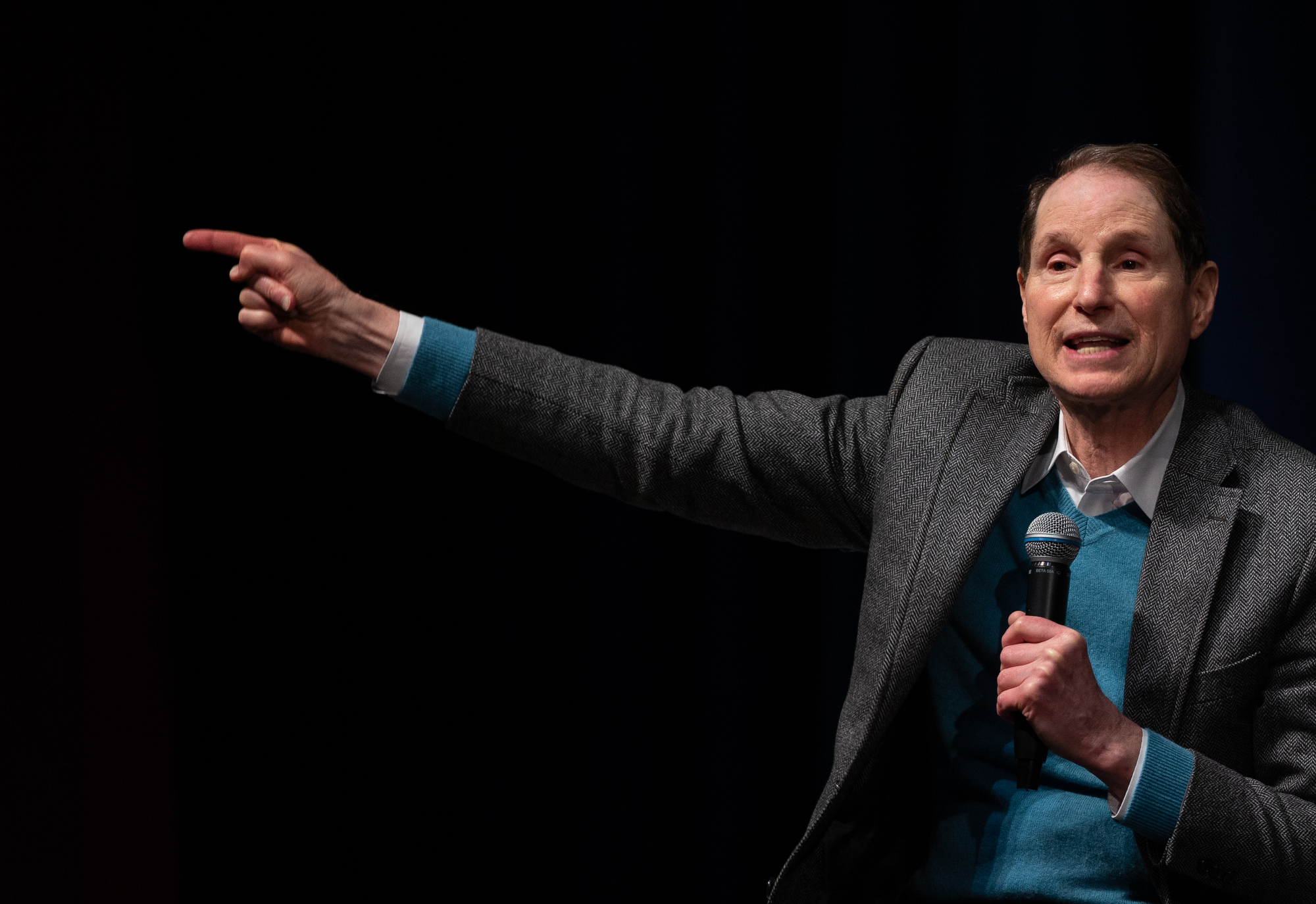 Senator Ron Wyden town hall in Tigard - oregonlive.com