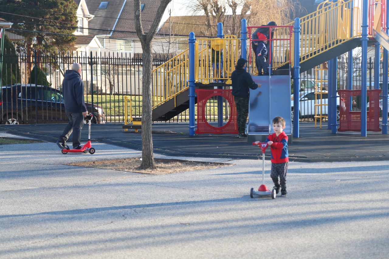 Staten Islanders visit local parks to enjoy spring-like weather ...