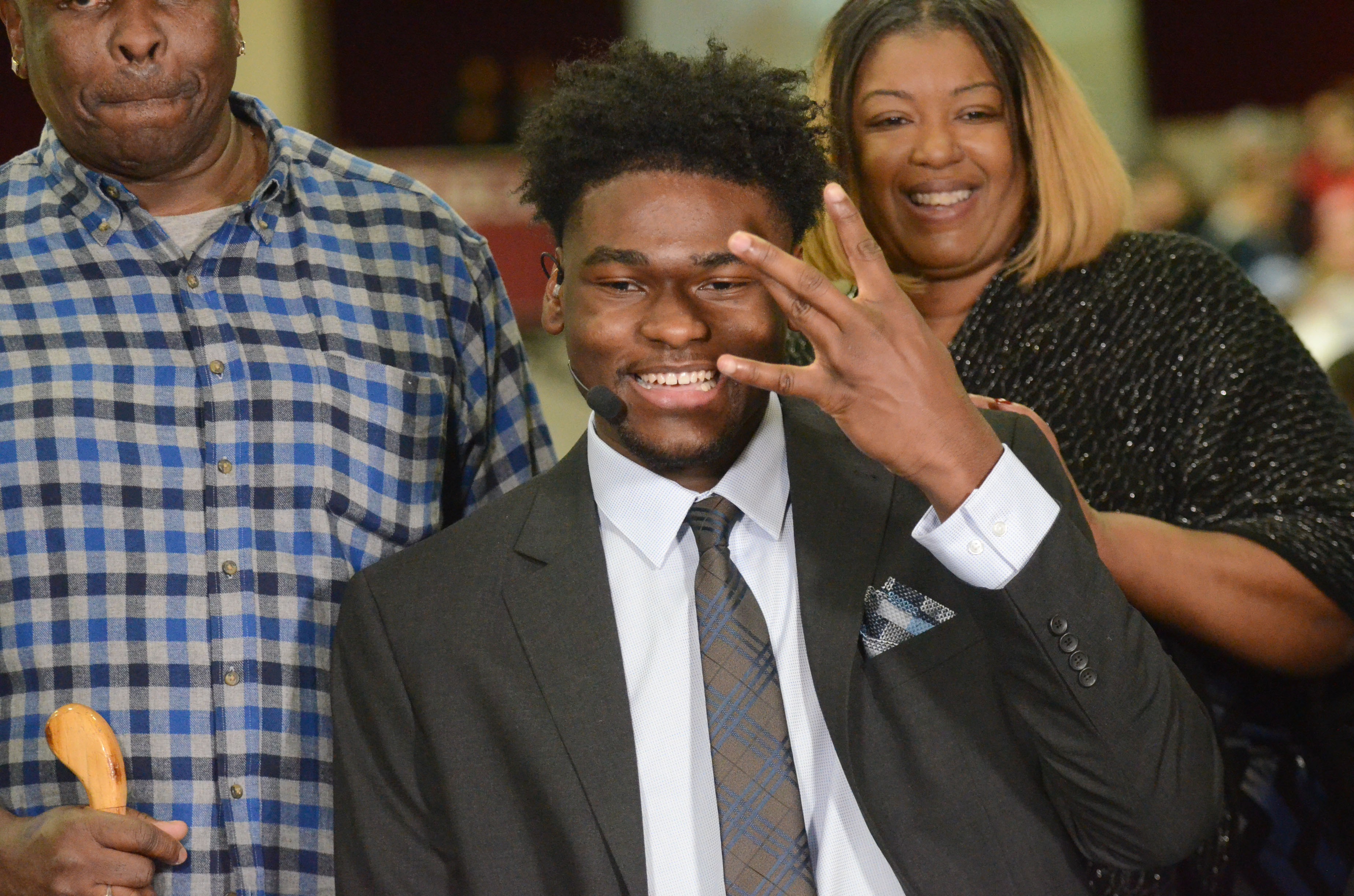 Isaiah Stewart announces commitment to Washington during 2019 Hoophall ...