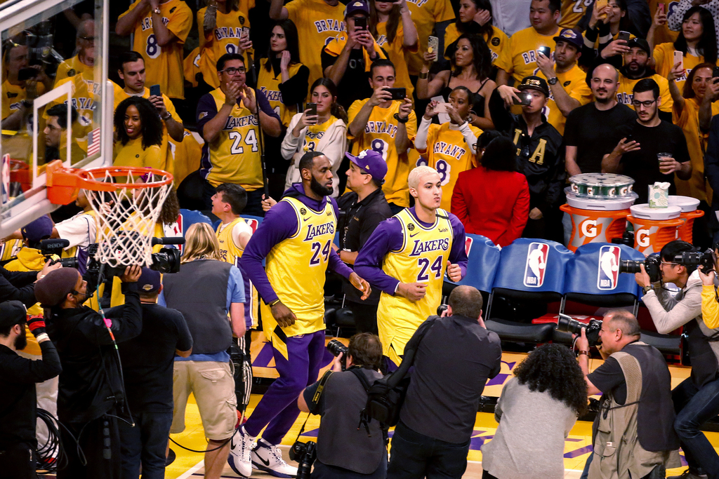 Kobe Bryant honored as Los Angeles Lakers take on Portland Trail ...