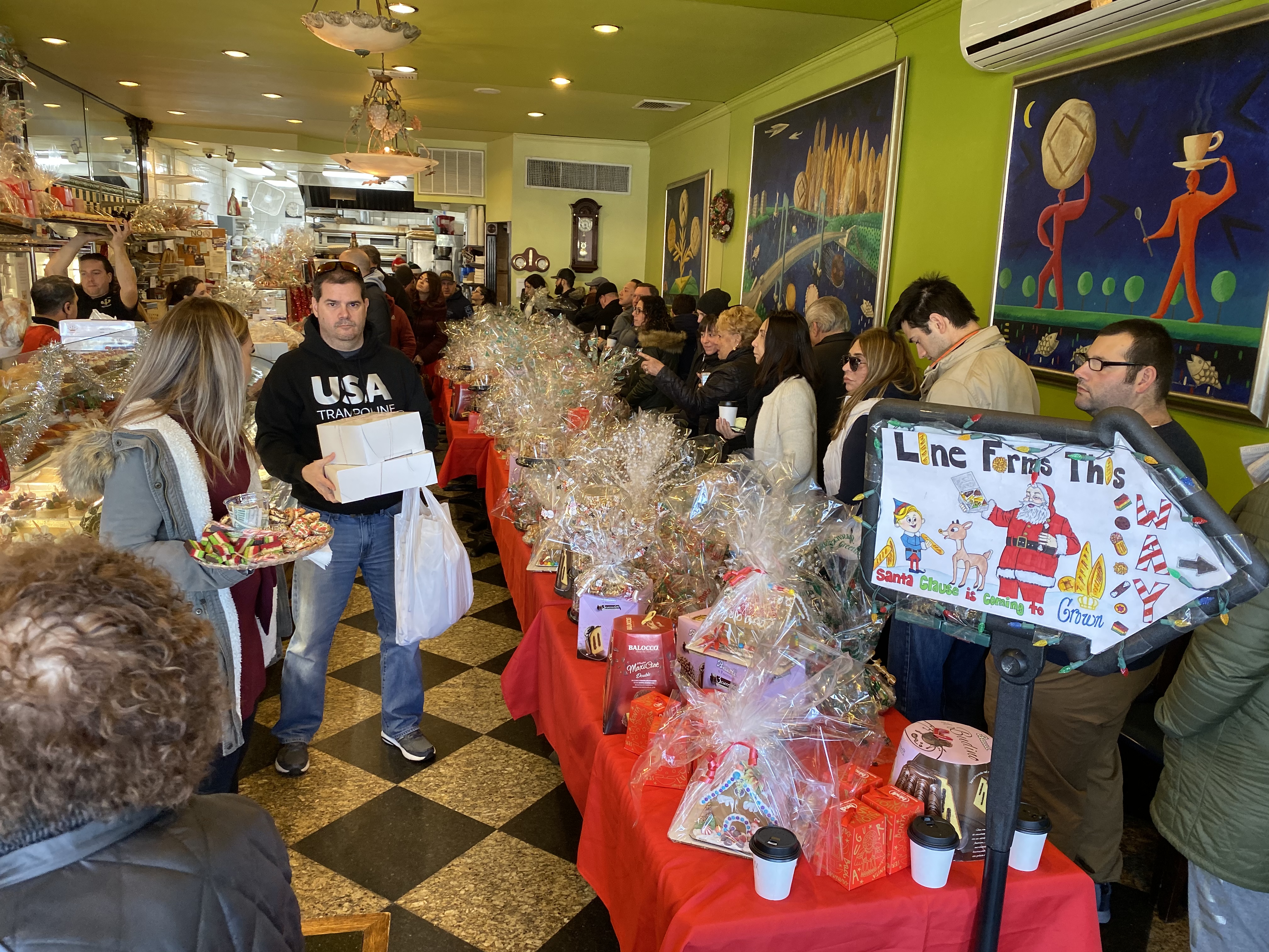 Royal Crown's Long Line on Christmas Eve - silive.com
