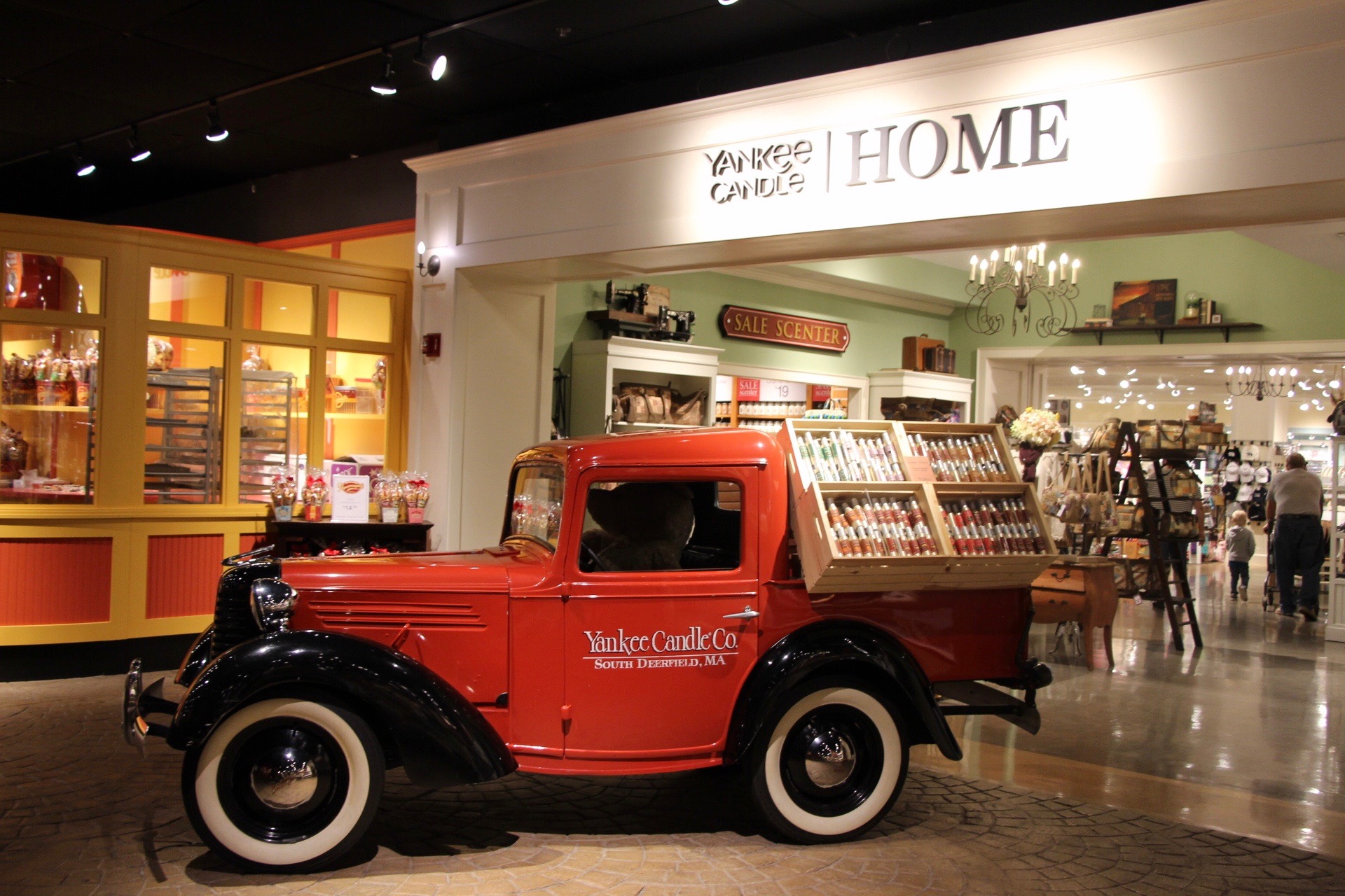 'The Scenter of the Universe': A look inside Yankee Candle Village ...