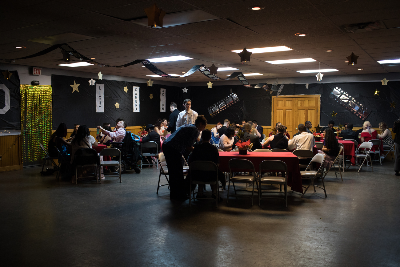 Michigan School for the Deaf celebrates Oscar-themed prom - mlive.com