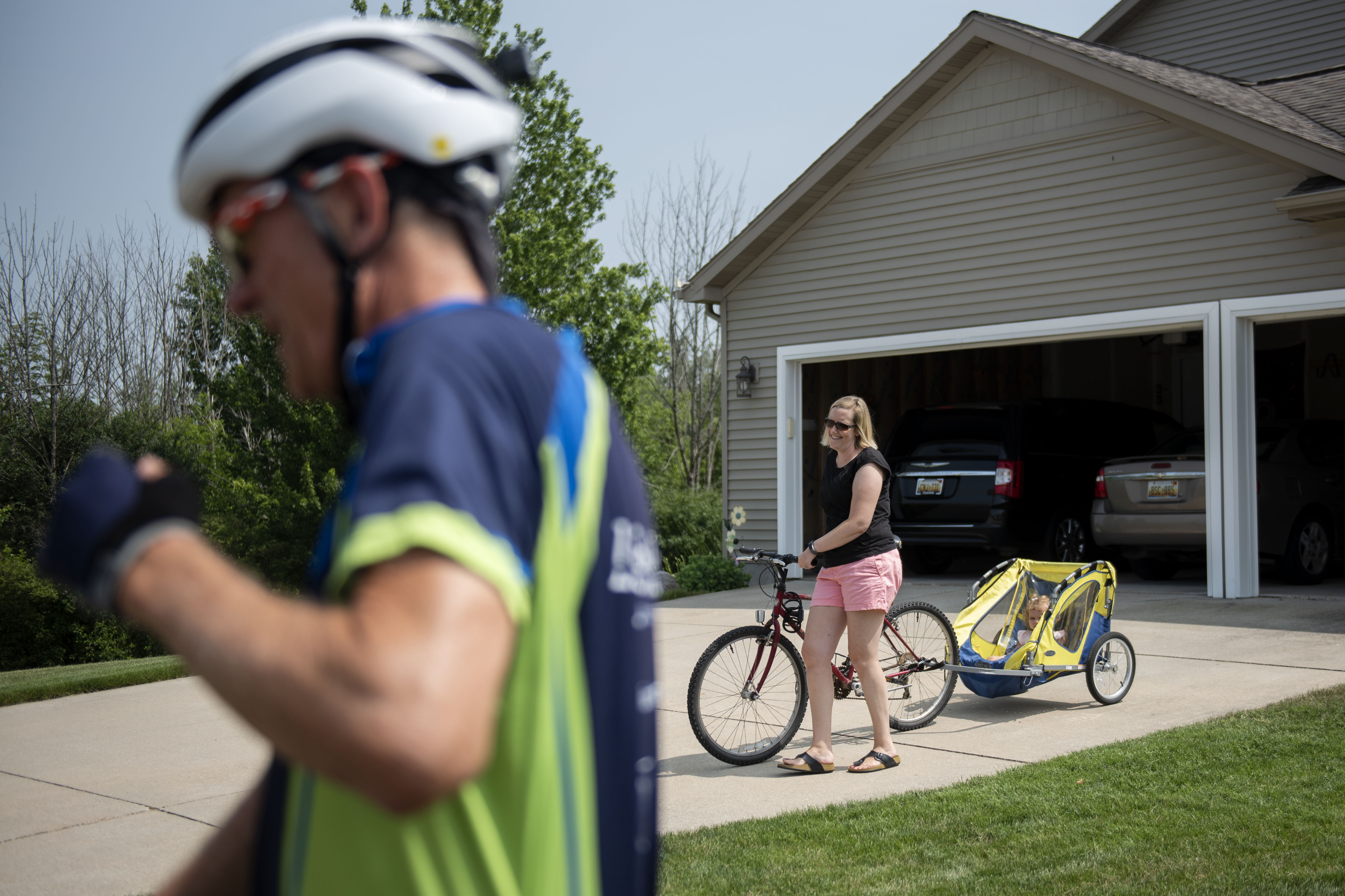 Leukemia survivor visits his bone marrow donor on a cross country bike ...
