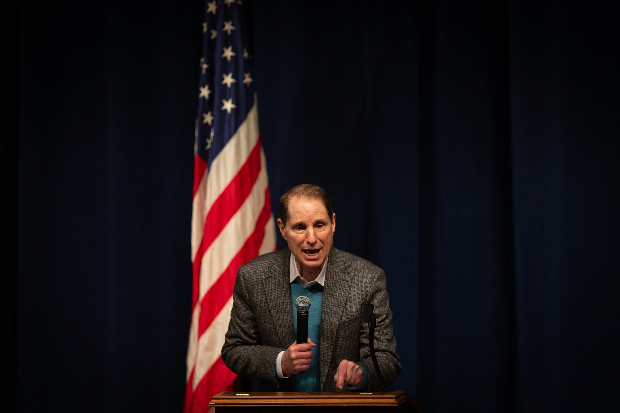 Senator Ron Wyden town hall in Tigard - oregonlive.com