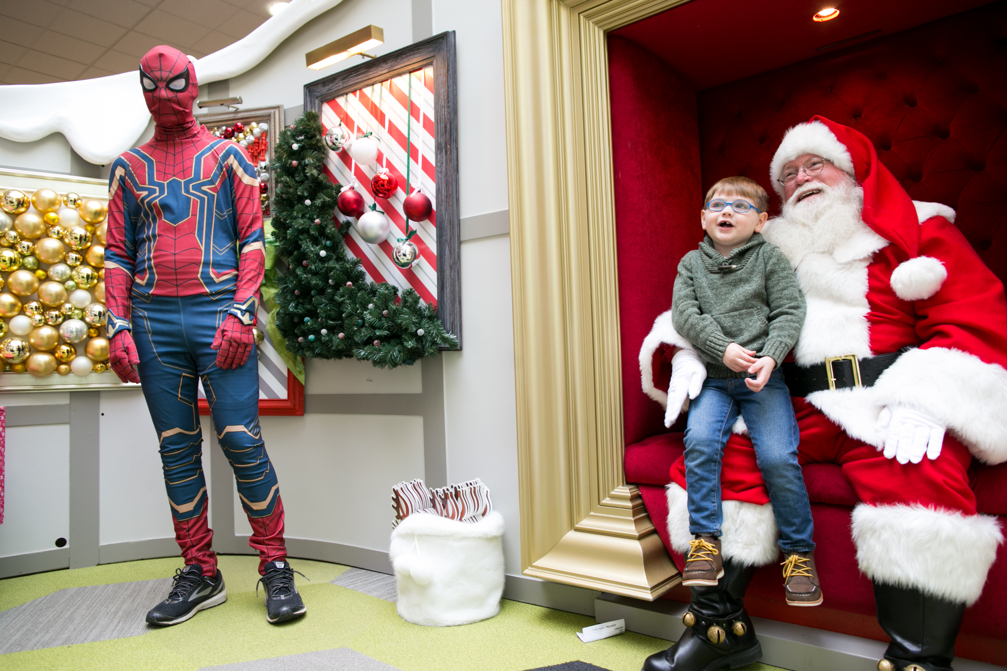 Santa arrives to the Capital City Mall - pennlive.com