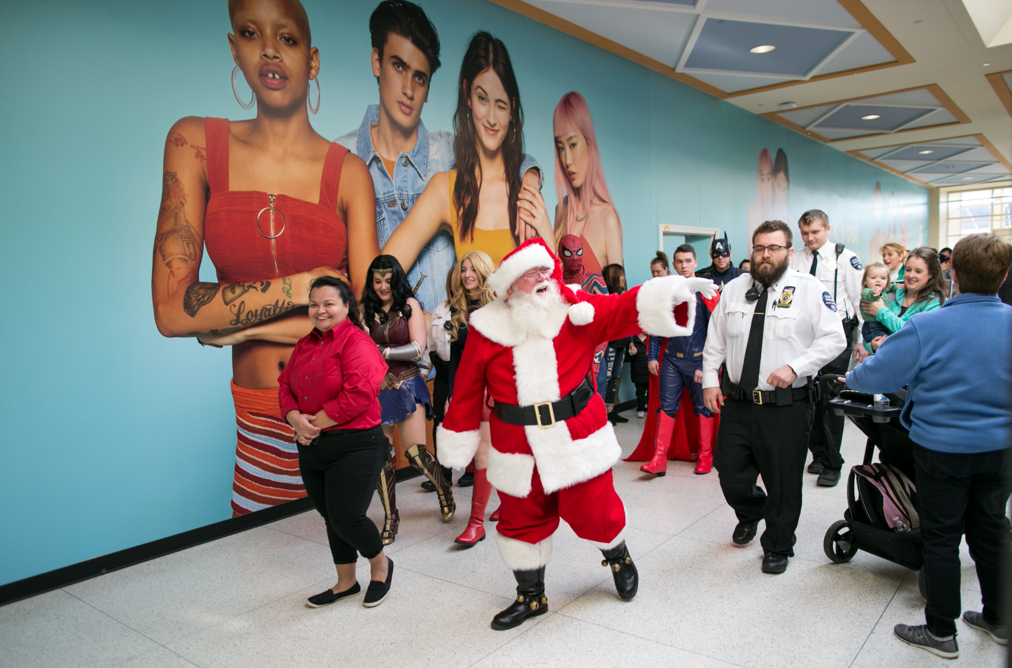 Santa arrives to the Capital City Mall - pennlive.com