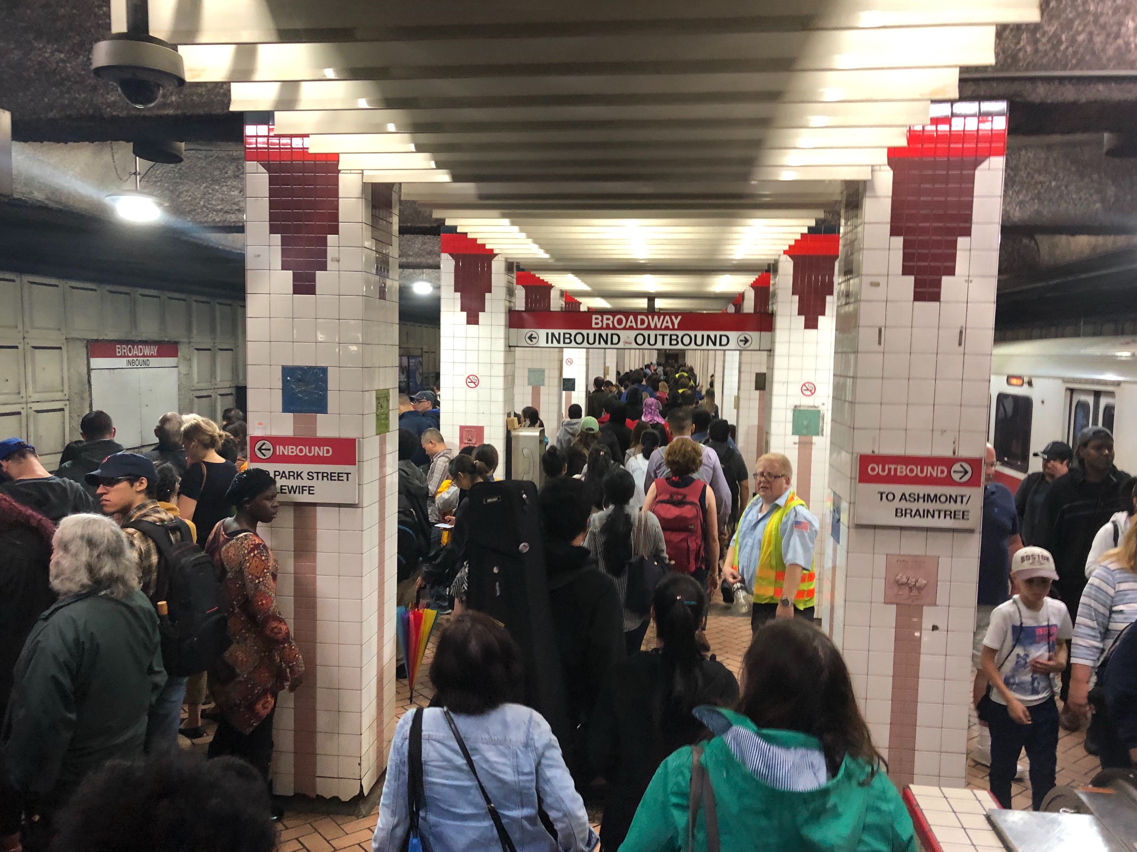 MBTA Red Line train derails, delaying morning commute - masslive.com