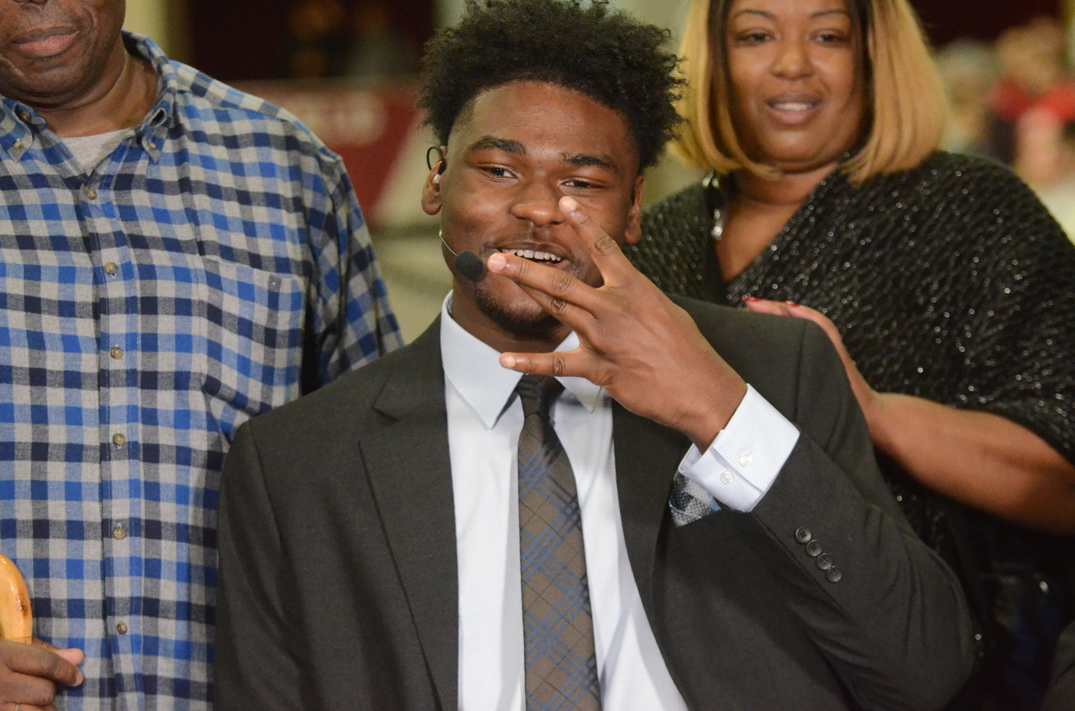 Isaiah Stewart announces commitment to Washington during 2019 Hoophall ...