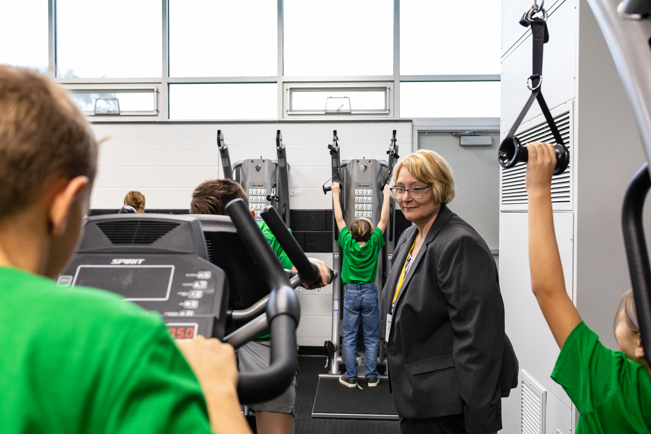 ‘Body by Jake’ Steinfeld helps elementary school get new fitness center ...