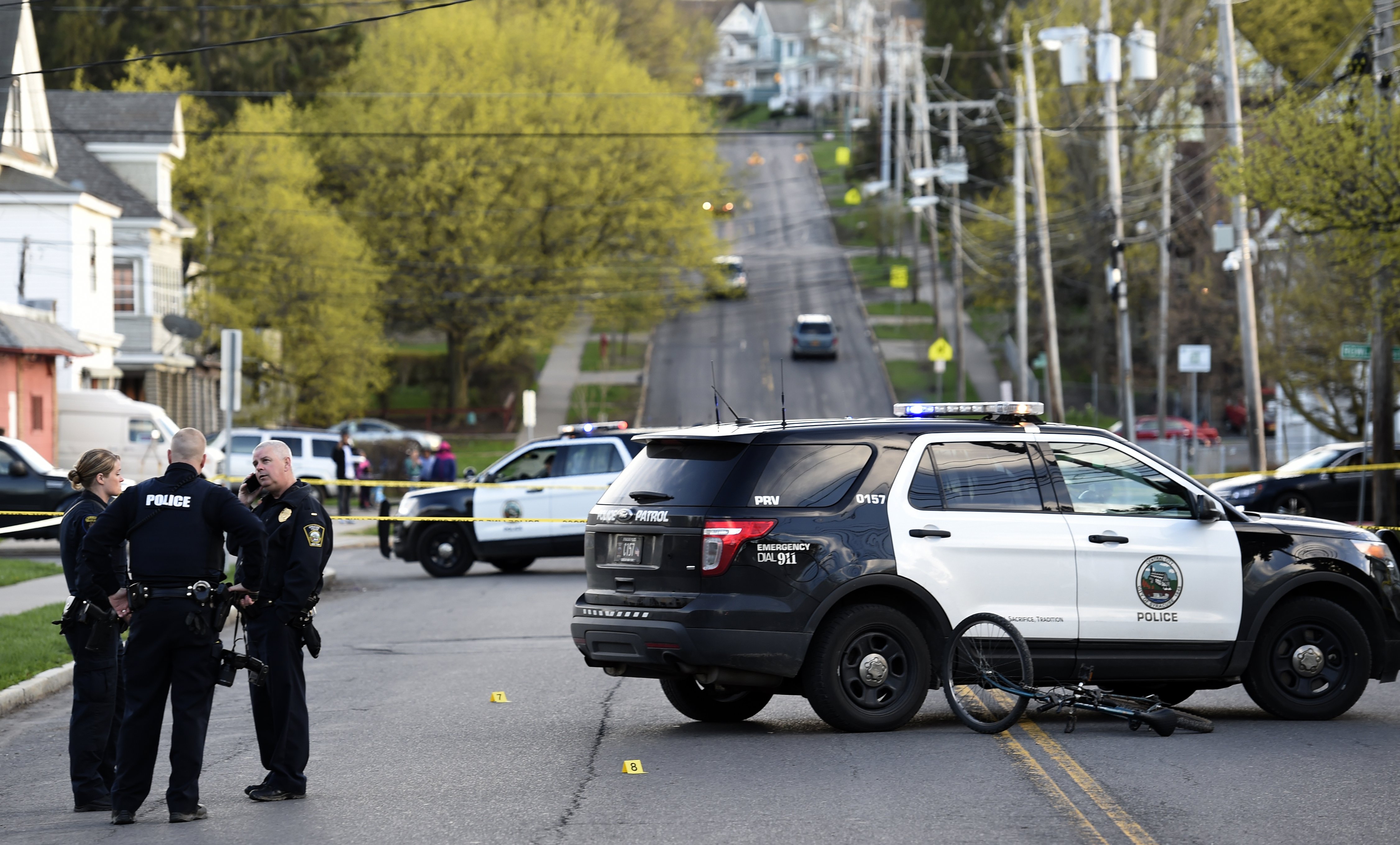 Syracuse police officer Ahmad Mims shoots at Peter Dixon's van ...