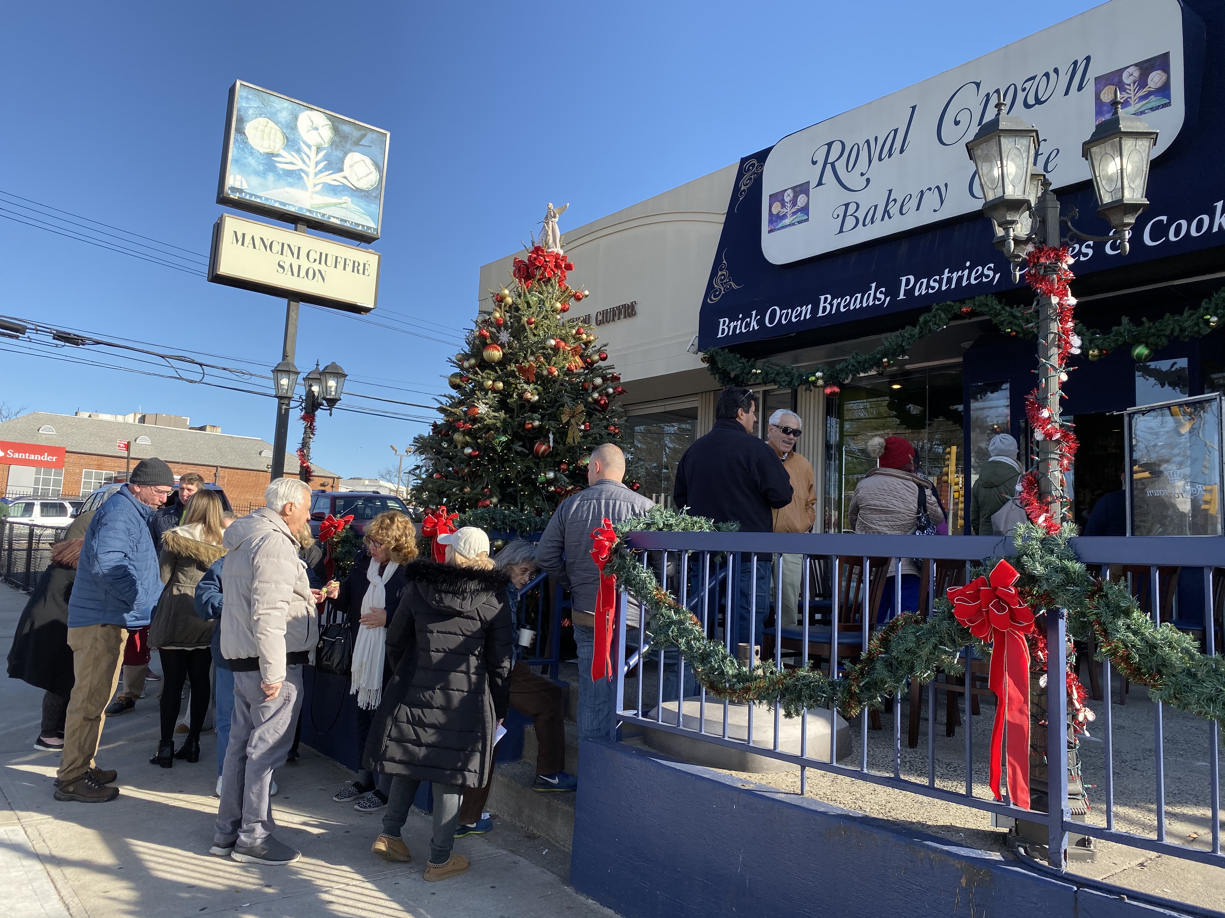 Royal Crown's Long Line on Christmas Eve - silive.com