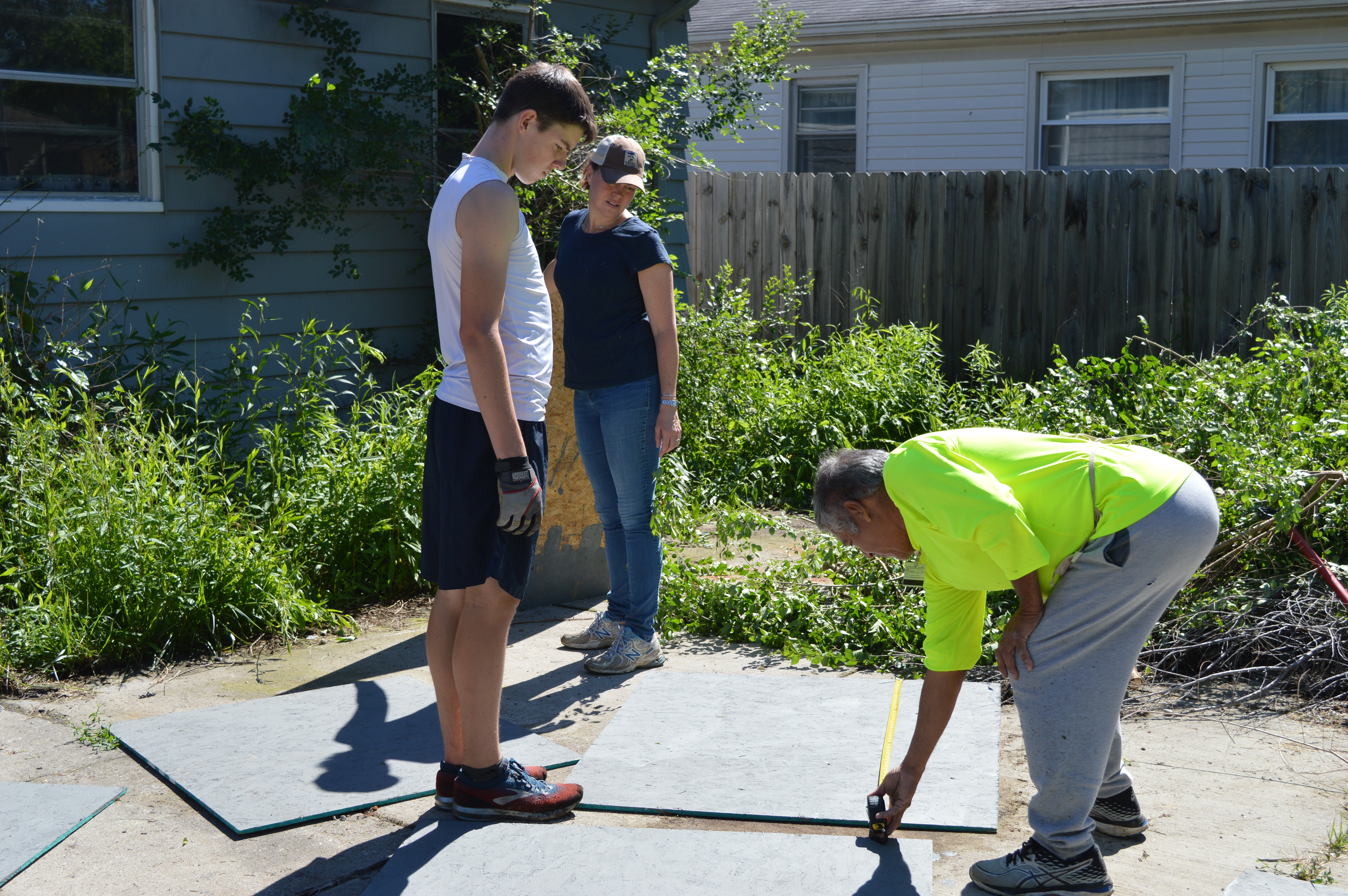 Volunteers help tackle blighted properties in Flint - mlive.com