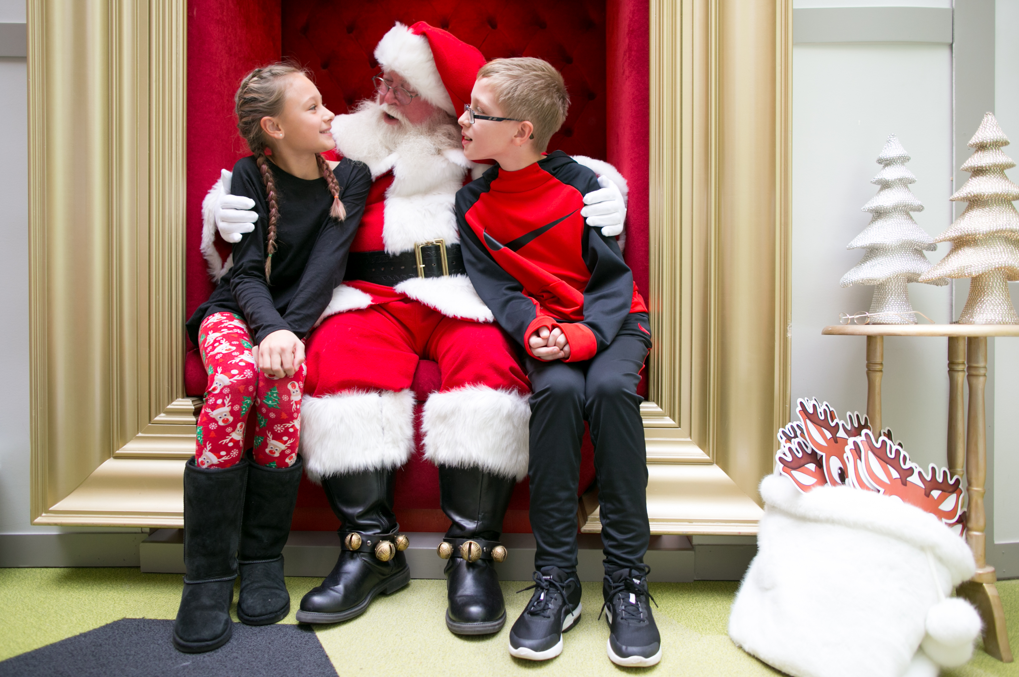 Santa arrives to the Capital City Mall - pennlive.com