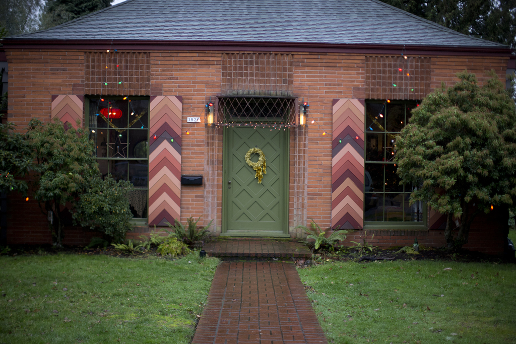 Historic gem of a house sparkles with holiday decorations - oregonlive.com