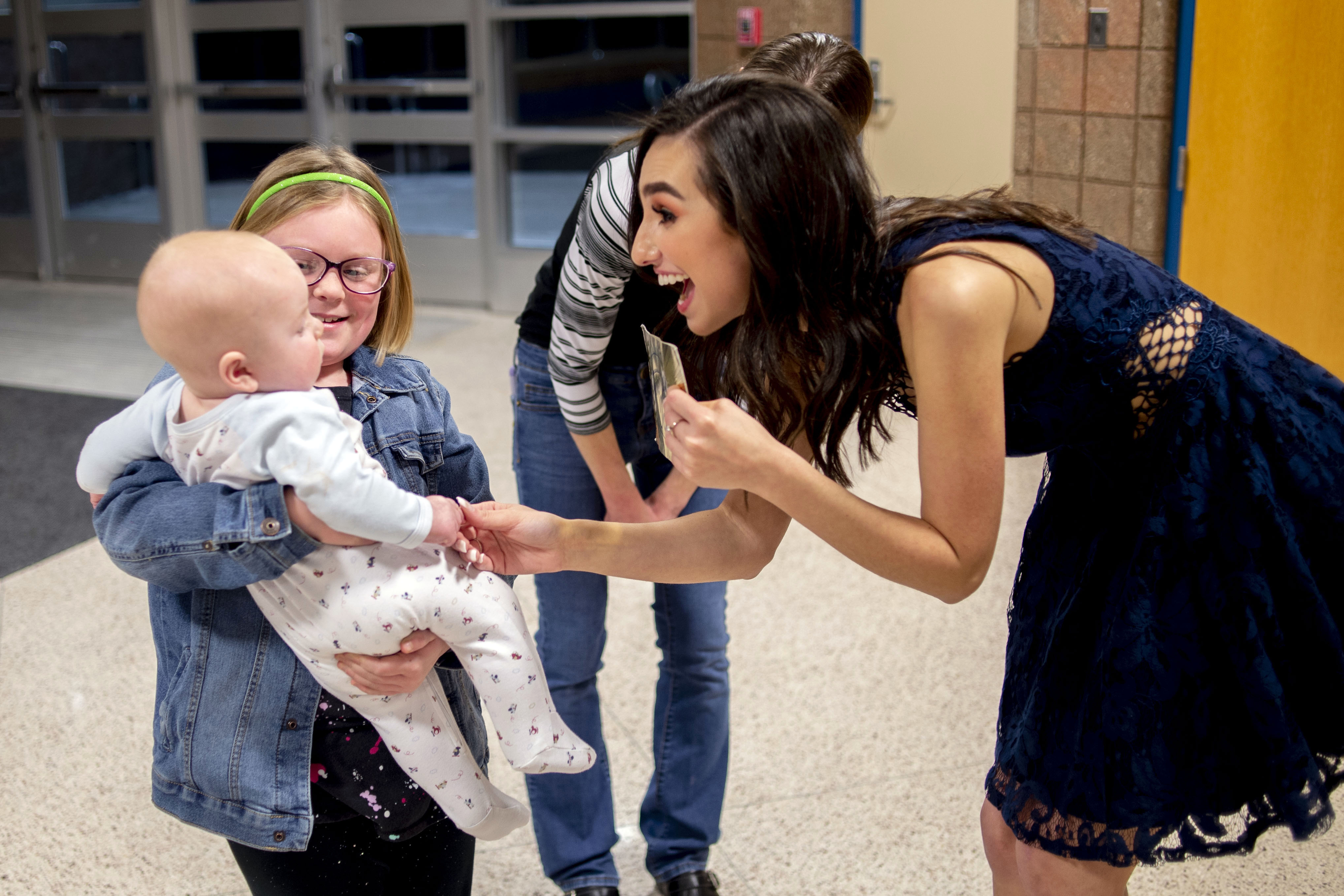 Genavieve Linkowski wows American Idol judges, gets ticket to Hollywood ...