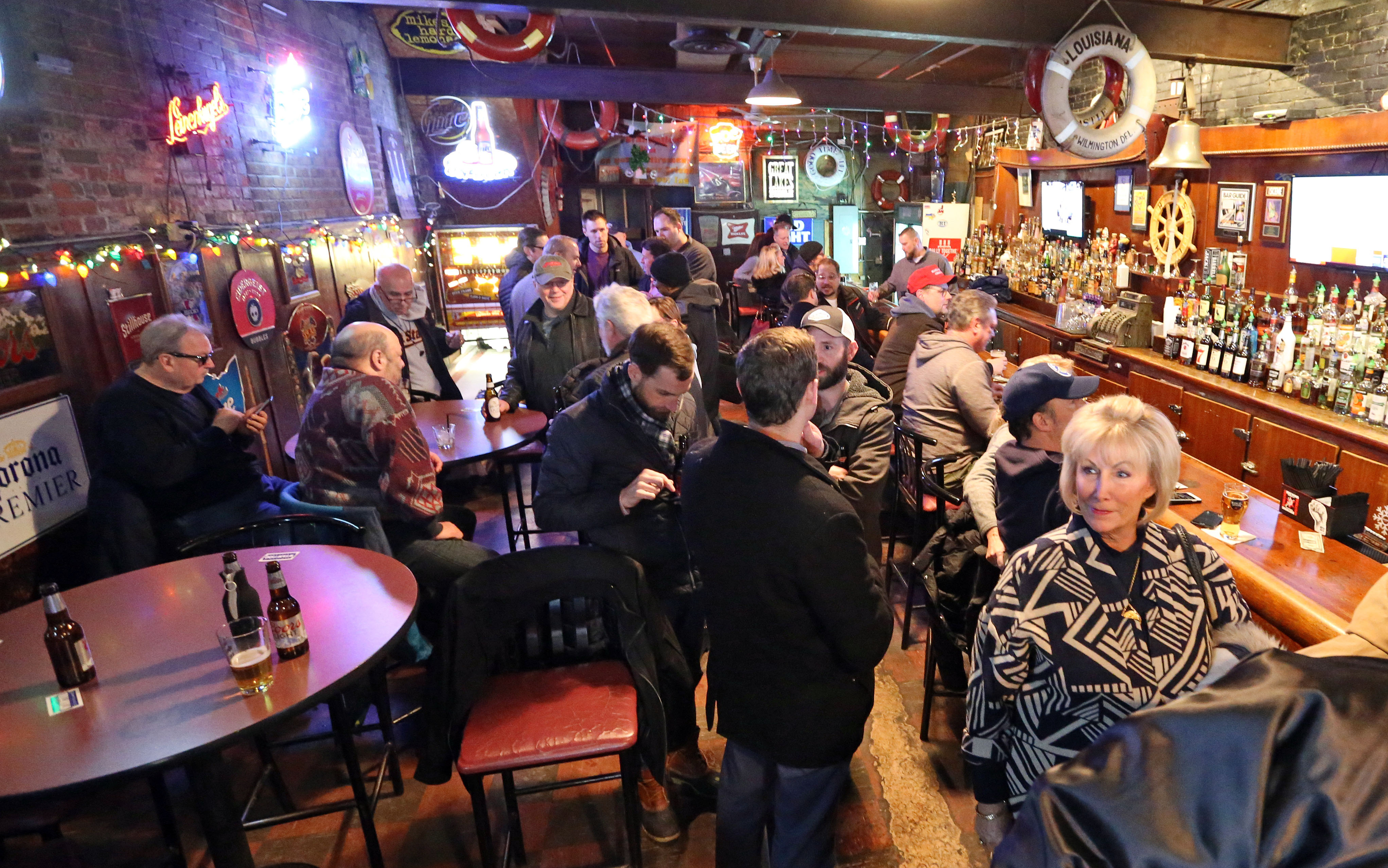 Geraldo Rivera buys drinks for furloughed government employees in ...