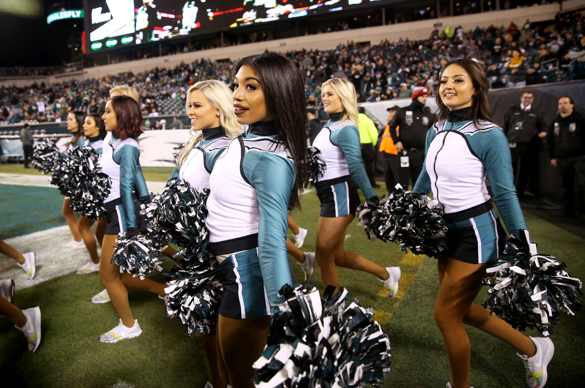 Eagles Cheerleaders perform during the game against the Redskins, Dec ...
