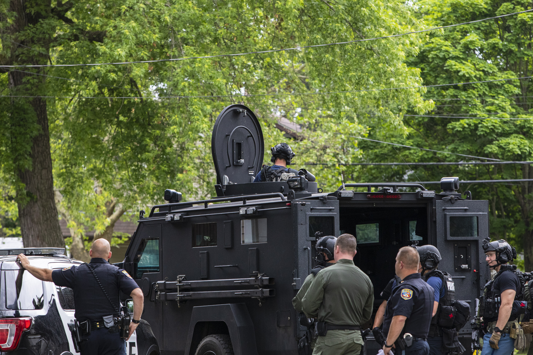 Police surround home on Kalamazoo's Southeast side - mlive.com