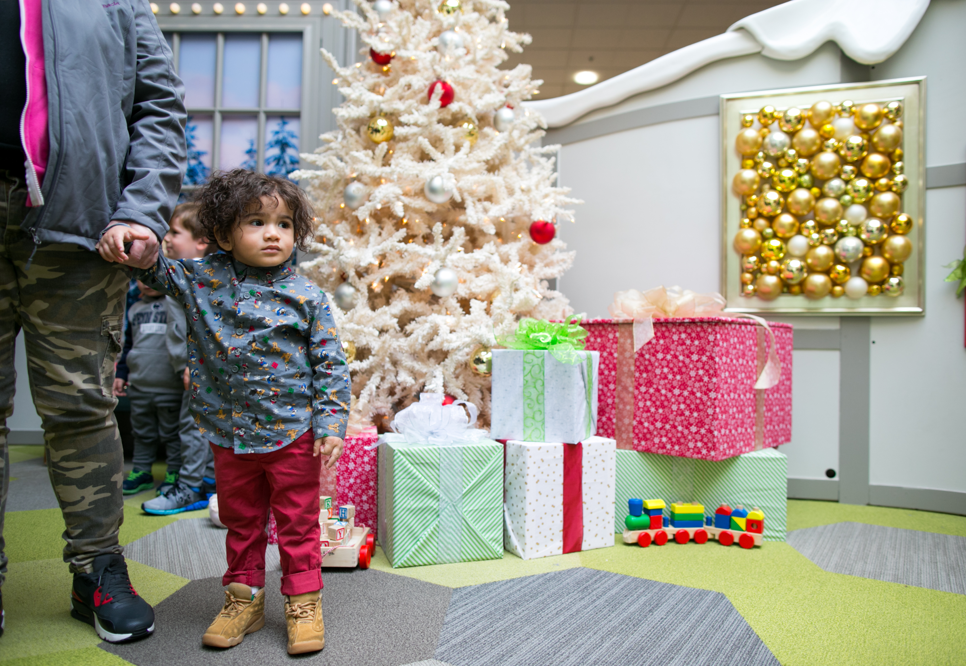 Santa arrives to the Capital City Mall - pennlive.com