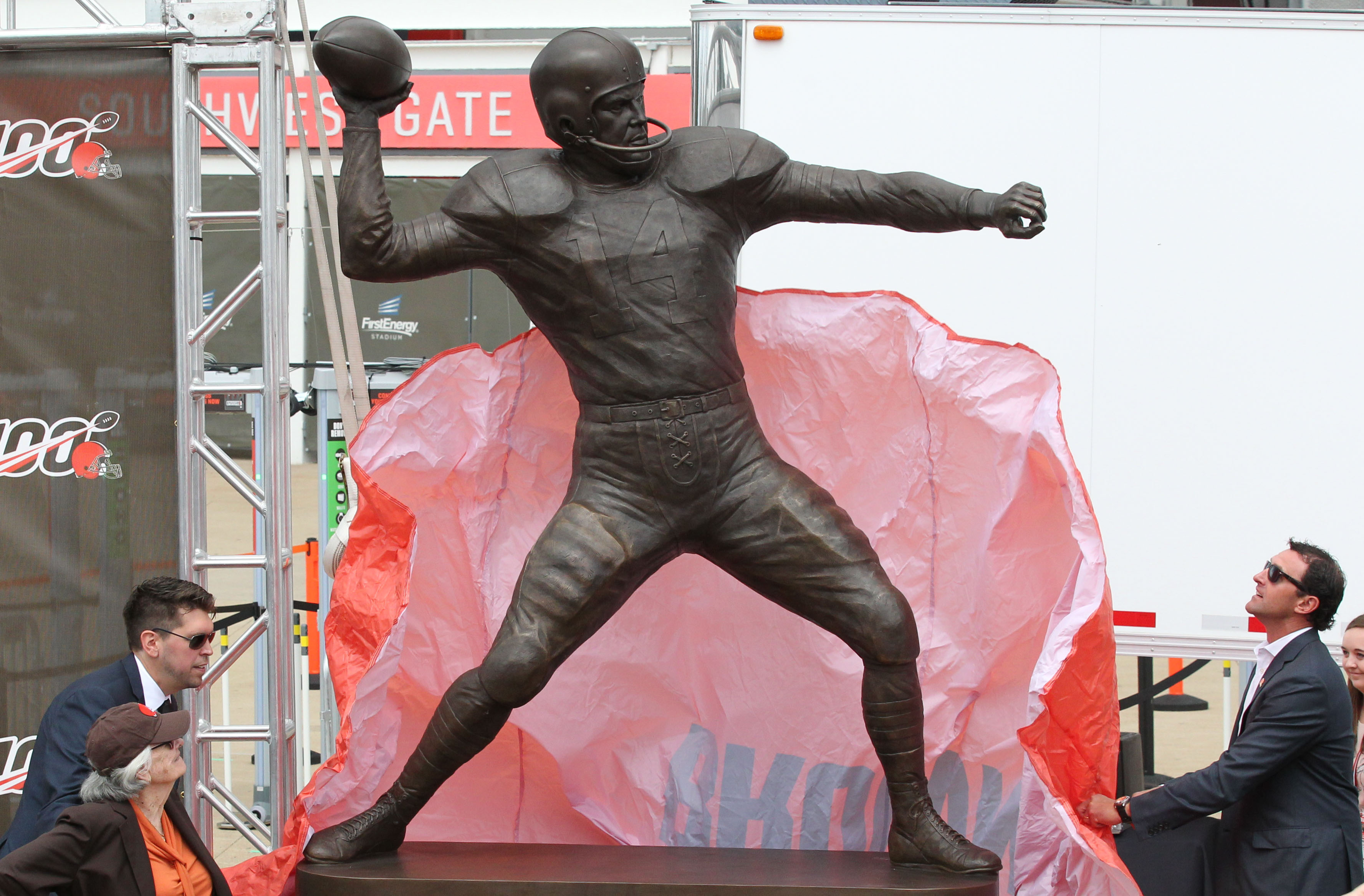 Cleveland Browns unveil bronze Otto Graham staue at FirstEnergy Stadium ...